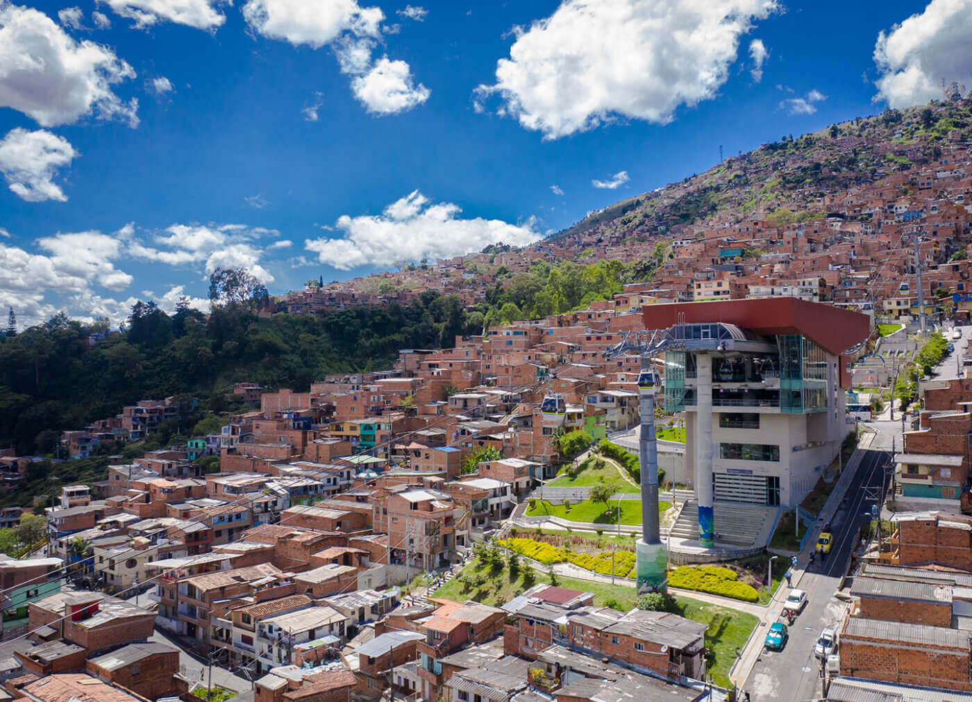 Linea M la 5e télécabine urbaine de Medellin, - POMA