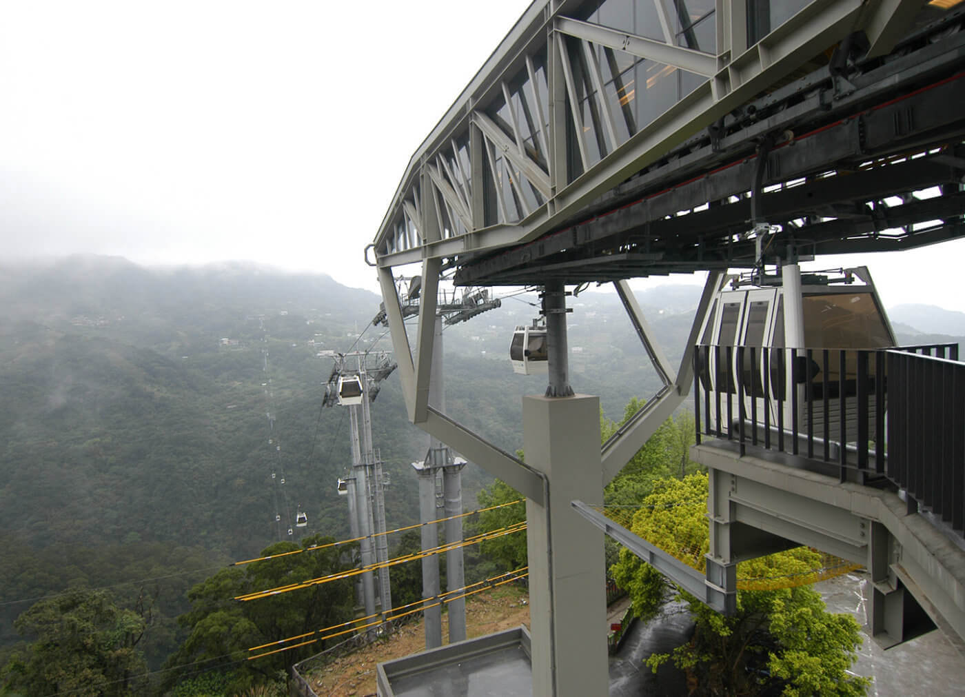 Maokong Gondola Lift POMA connects Taipei Zoo and Maokong
