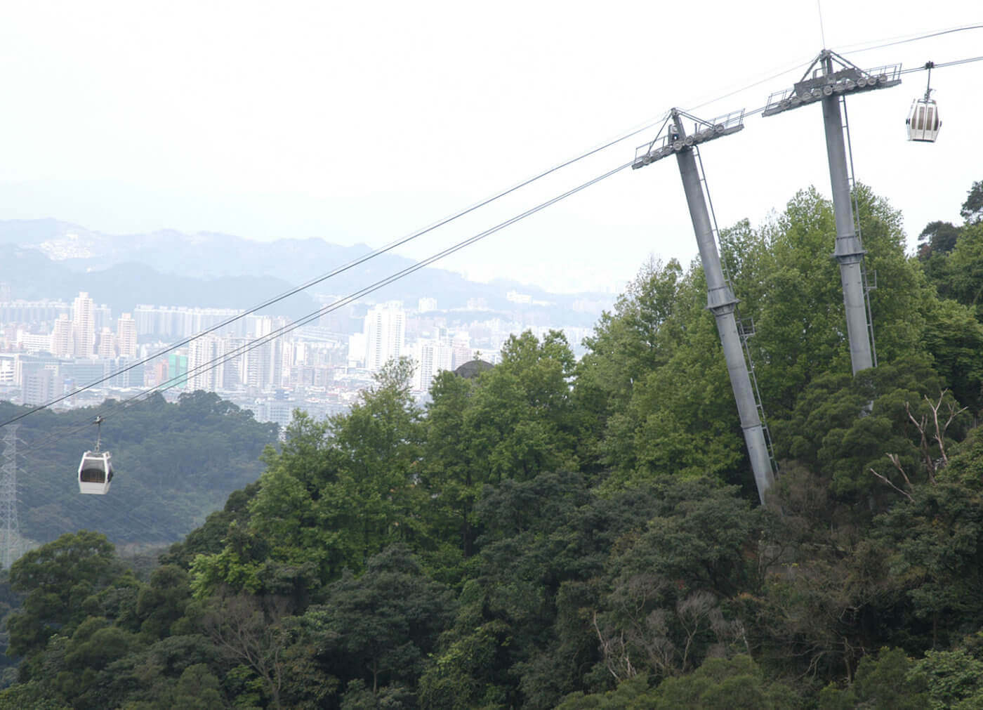 Maokong Gondola Lift POMA connects Taipei Zoo and Maokong