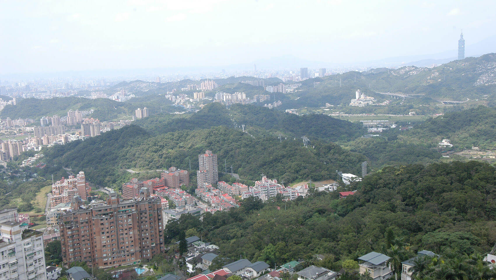 Maokong Gondola Lift POMA connects Taipei Zoo and Maokong