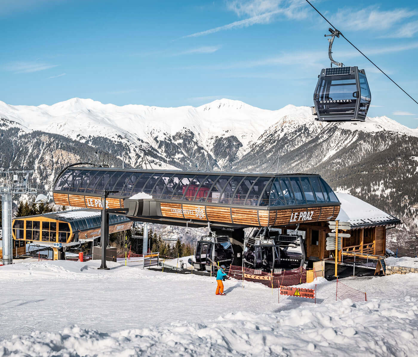 La télécabine du Praz assure la liaison avec Courchevel POMA