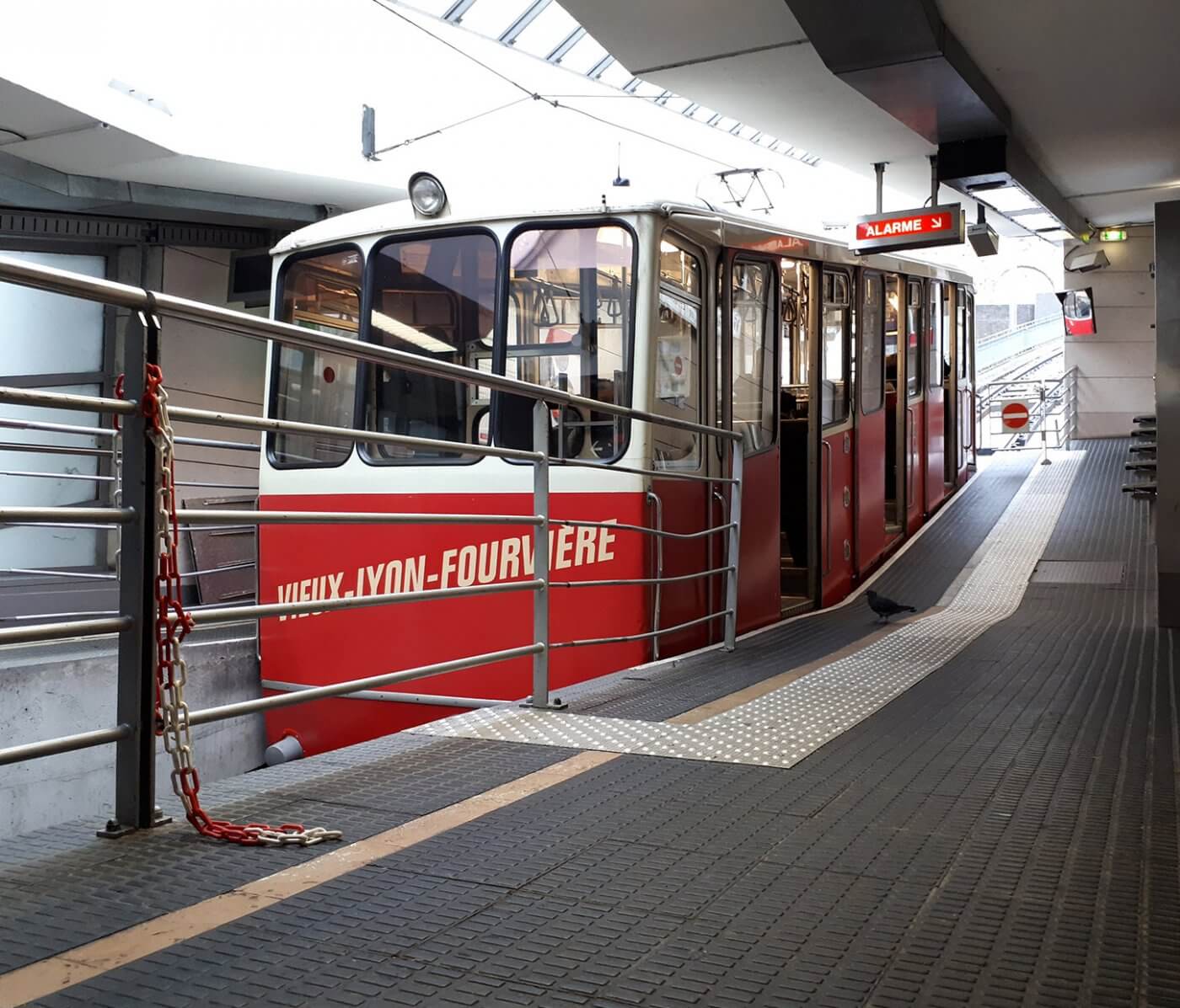 Liaison Blanc Blanc - Un funiculaire unique CEA de Grenoble - POMA