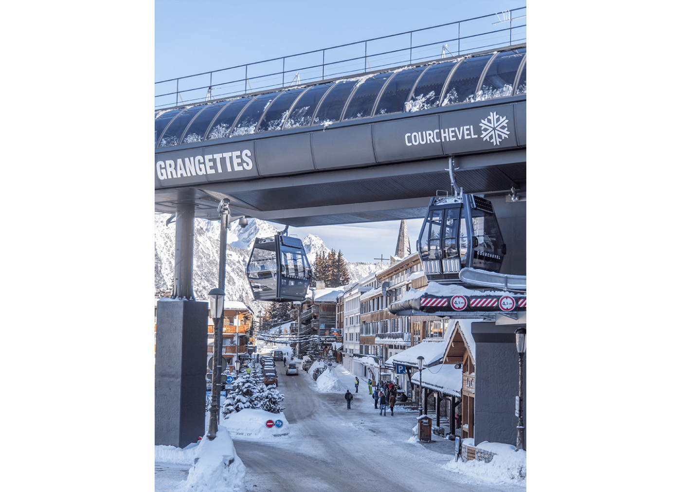 La télécabine des Grangettes POMA, lien intra-station de Courchevel