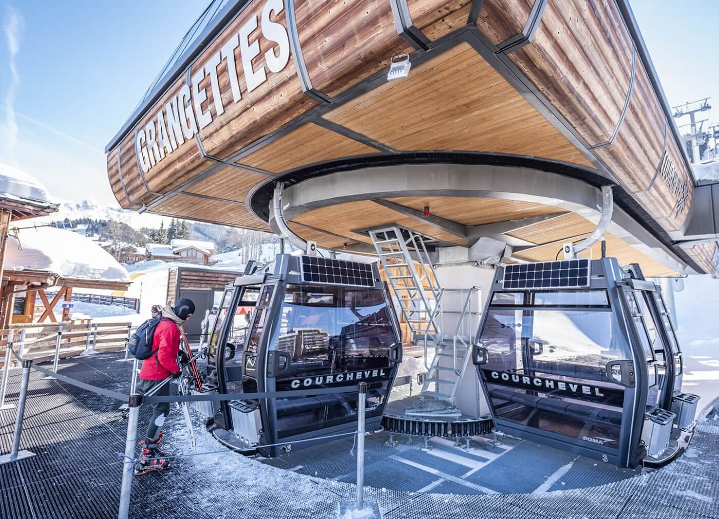 La télécabine des Grangettes POMA, lien intra-station de Courchevel