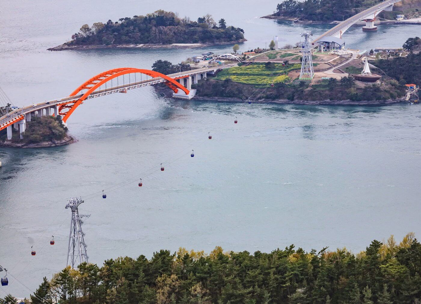 Le téléphérique 2S POMA survole la mer de Sacheon