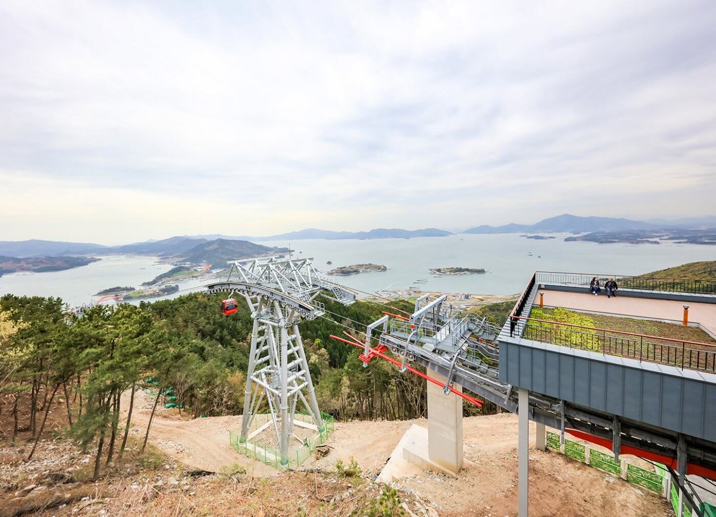 Le téléphérique 2S POMA survole la mer de Sacheon
