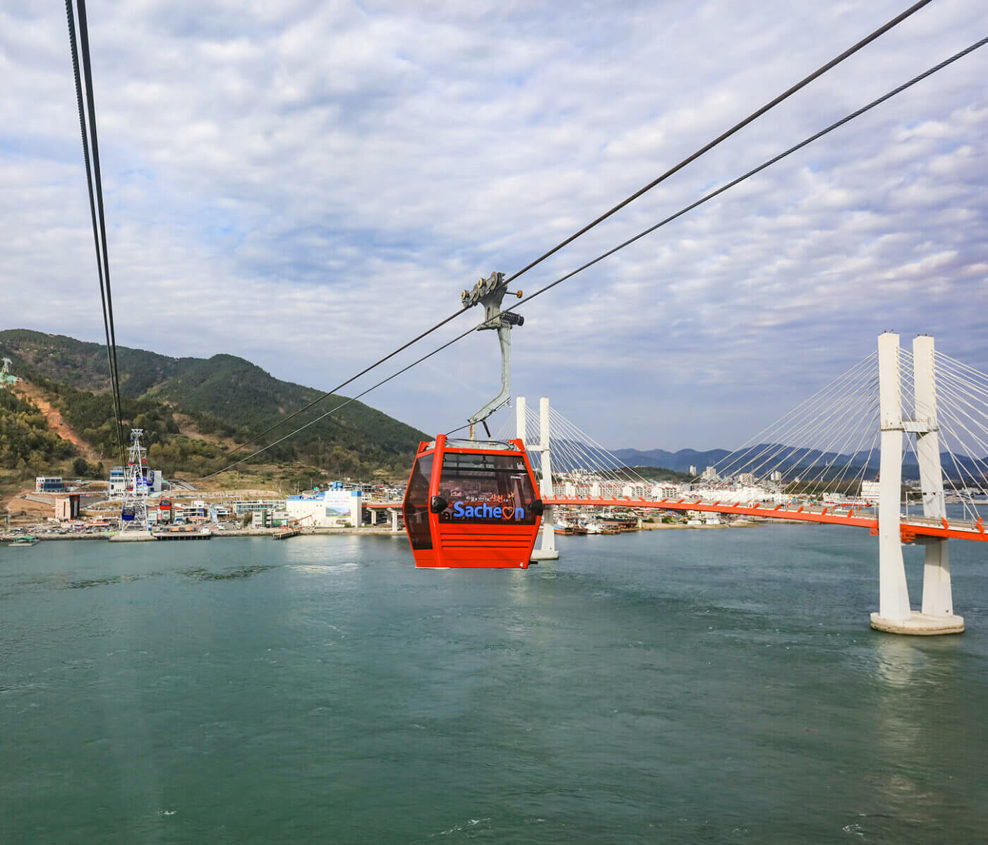 Le téléphérique 2S POMA survole la mer de Sacheon