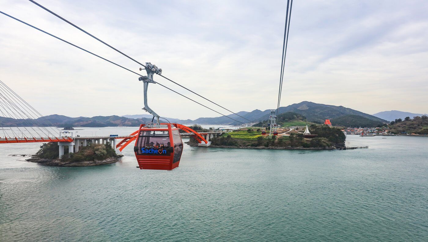 Le téléphérique 2S POMA survole la mer de Sacheon