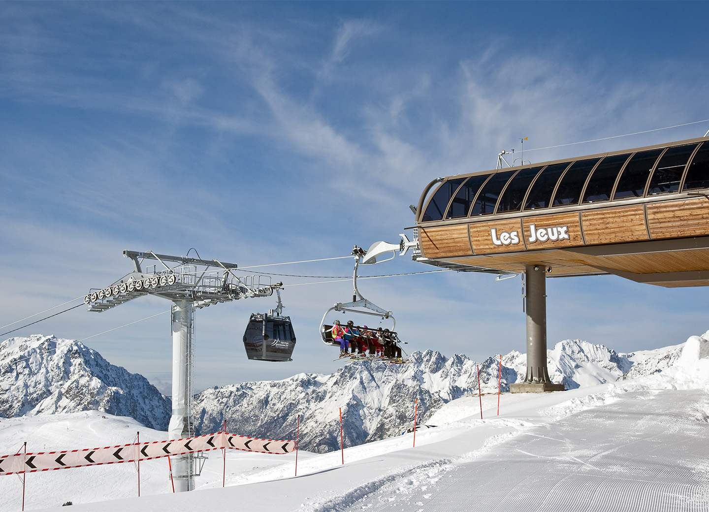 Detachable gondola lift POMA • Comfort in the mountains